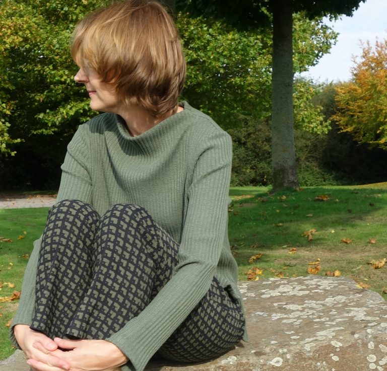 Herbstliches Outfit: Hose, Pulli, Mantel – piek&fein